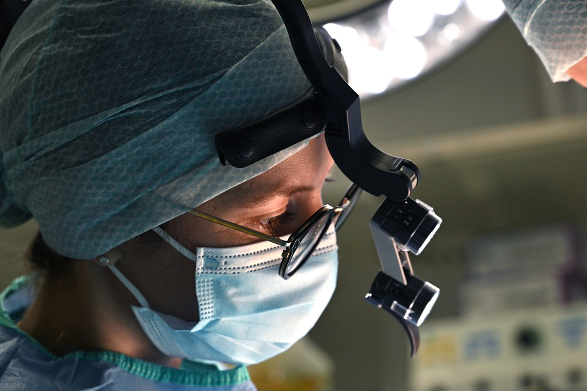 Asigurați-vă că întrebați chirurgul estetician despre acreditările sale ...